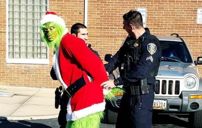 La Plata Police Ensure a Merry Christmas by Catching the Grinch ...